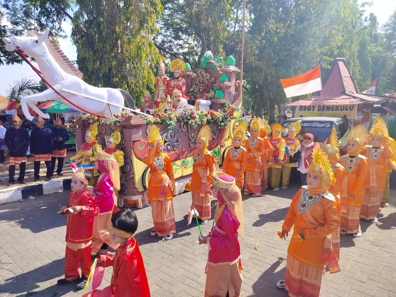 Karnaval Adat Budaya Nusantara Desa Sumurgung Tuban Dimeriahkan Pawai ...